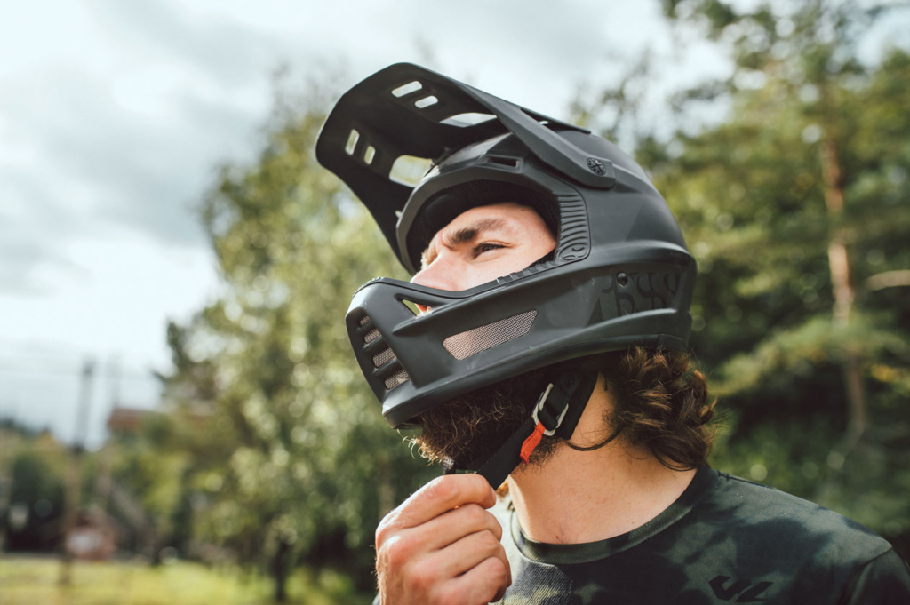Review: IXS Xult DH helmet | The Loam Wolf
