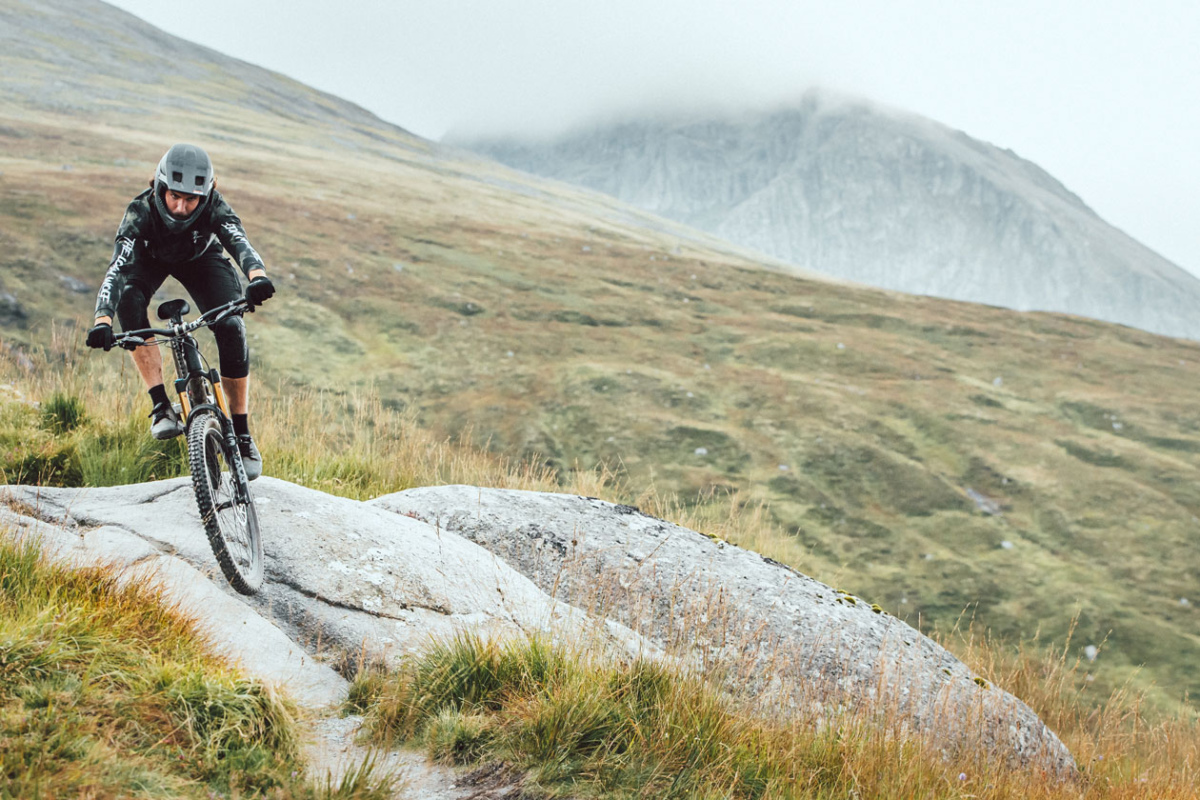 Review: IXS Xult DH helmet | The Loam Wolf