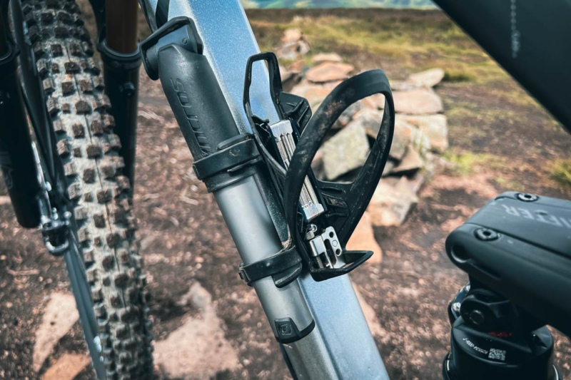 Review: Syncros iS Cache 2.0HV Bottle Cage | The Loam Wolf